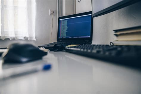 집에서 데스크톱 컴퓨터에서 코드를 배우는 소녀 스톡 사진 0명에 대한 스톡 사진 및 기타 이미지 0명 Stem 주제 가정의 방 Istock