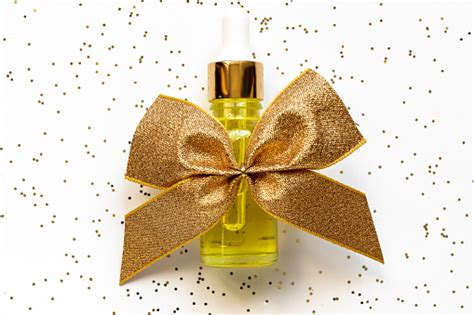 크리스마스 화장품 반짝이는 황금 빛 배경에 뷰티 페이스 오일이 있는 파이펫 드롭퍼 병 얼굴과 바디 트리트먼트 기프트 컨셉 0명에 대한 스톡 사진 및 기타 이미지 Istock