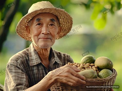 Ai创作图果园菜园阿叔阿伯 高清农民素材 中年农夫抱西瓜头像 农民大伯 农民爷爷 核桃采摘季 农民卖瓜 卖瓜的人 农村大爷 憨厚农民 核桃丰收节 核桃采摘节 农忙秋收坚果 劳作大爷 退休农民