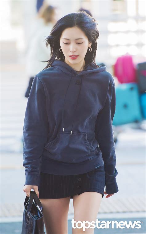 있지 ITZY 류진 미니스커트와 후드로 완성한 공항패션 인천공항 출국 HD포토 최규석 기자 톱스타뉴스