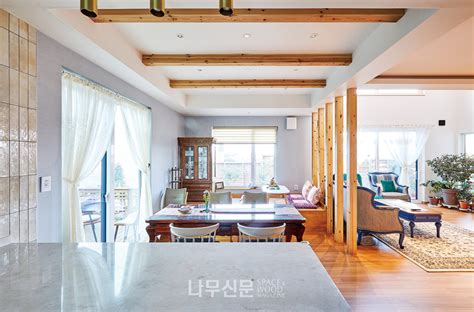 하늘과 땅 목재가 만들어낸 그림 같은 집