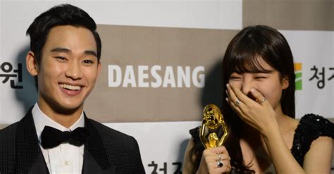 [포토] 배수지 김수현 인기스타상 너무 좋아요