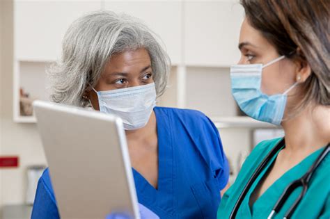 간호사와 의사가 함께 디지털 태블릿에 실험실 결과를 읽고 2명에 대한 스톡 사진 및 기타 이미지 2명 35 39세 50 54세 Istock