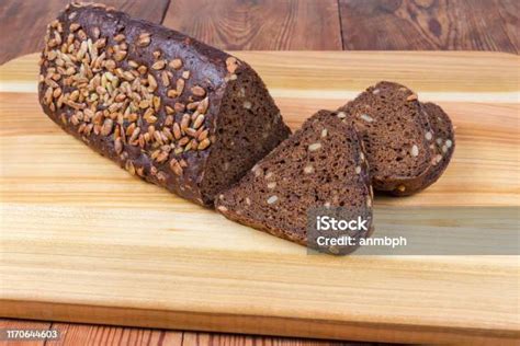 도마 클로즈업에 부분적으로 슬라이스 갈색 빵 삼각형 모양 탁자에 대한 스톡 사진 및 기타 이미지 탁자 통밀 빵 갈색 빵 Istock