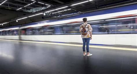 Un Incendio En Los Bajos De Un Tren Del Metro De Madrid Obliga A