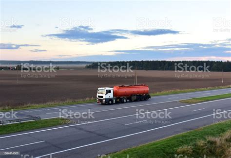 고속도로에서 운전하는 이더말 탱크 트럭 석유 및 가스 운송 및 물류 석유 화학 제품을 가진 금속 크롬 시트스테른 유조선 액체 화학 화물 소프트 포커스 가능한 세분성 0명에