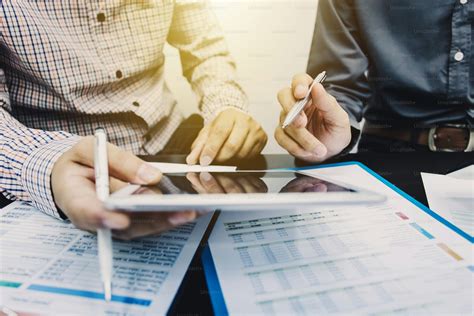 두 사업가가 함께 일하고 사무실에서 디지털 태블릿을 사용하는 이미지 사진 Unsplash의 마케팅 전략 이미지