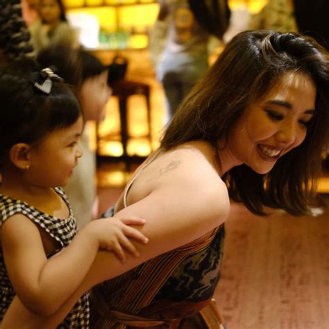 11 Artis Cewek Yang Bertato Punya Makna Tersendiri