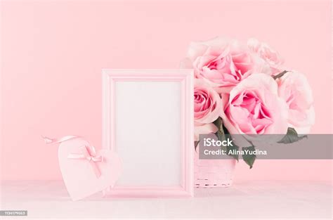 발렌타인 데이와 결혼식을 위한 로맨스 축 하 배경럭셔리 장미 꽃다발 선물 상자 심장 흰색 나무 보드에 텍스트에 대 한 빈 프레임 0명에 대한 스톡 사진 및 기타 이미지