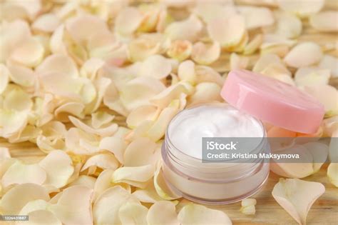 장미 꽃잎에 크림 신선한 장미와 분홍색 병에 얼굴과 몸에 화장품 스파 텍스트에 대한 장소 0명에 대한 스톡 사진 및 기타 이미지 Istock