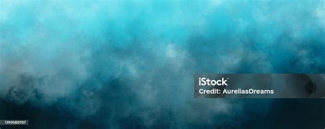 어두운 청록색 파란색과 회색 추상적 인 안개가 자욱한 배경 디자인과 수채화 칠한 그라디언트 색상 아트 텍스처와 파노라마 배너