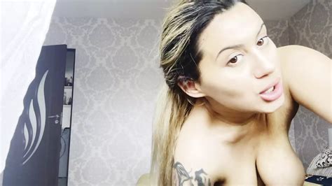 Büyük memeli sarışın seksi vücudunu göstermeyi seviyor xHamster