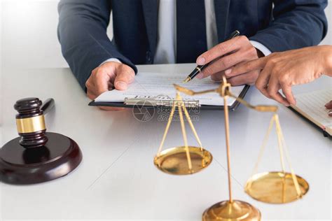 法律顾问向客户提供合同谈判认真的咨询法律概高清图片下载 正版图片506430293 摄图网