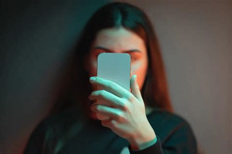 عواقب خطرناک سکستینگ و نقش والدین برای جلوگیری از Sexting در نوجوانان