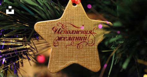 크리스마스 트리에 매달린 나무 별 장식 사진 Unsplash의 무료 새로운 이미지