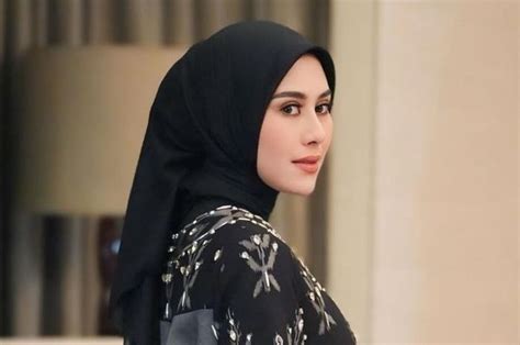 Dipuja-puji Makin Cantik dengan Hijab, Syahnaz Sadiqah Pamer Gaya Kompak Bareng Suami! - Stylo