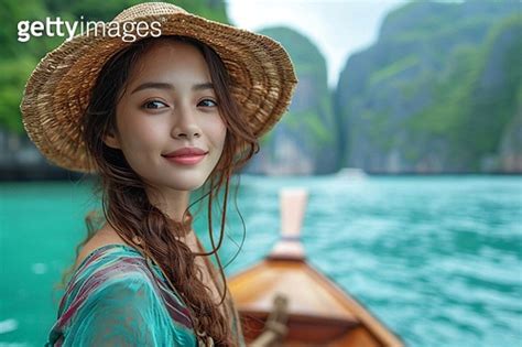 패션 여름 해변가 레이스 탑 밀짚모자 여성 여성복 앞모습 서양인 Ai이미지 Ai패션 이미지 A13148139 게티이미지뱅크