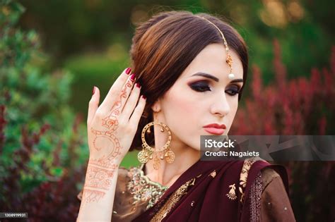 Potret Gadis Cantik India Model Wanita Hindu Muda Dengan Tatoo Mehndi