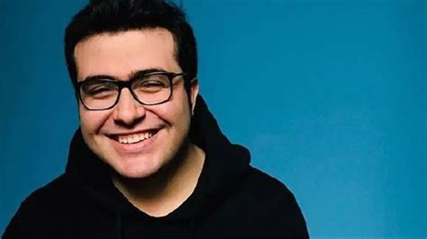 Ünlü Oyuncu Safa Sarıdan Mutlu Haber Baba Oldu Tr