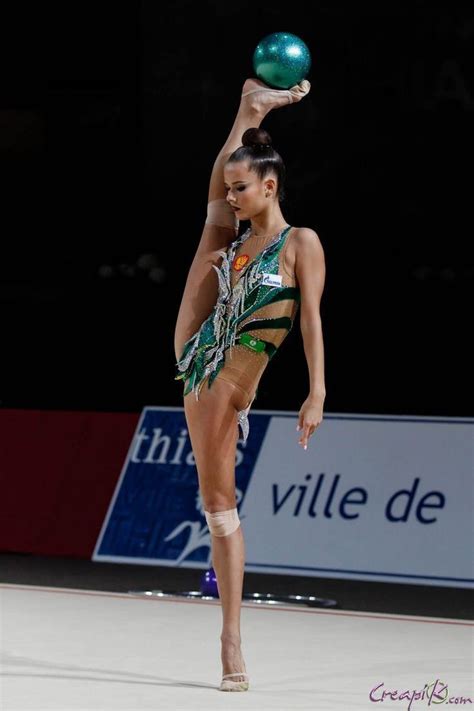 Стойка в шпагате с мечом Vidéos De Gymnastique Gymnastique