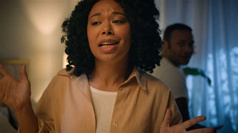 짜증나는 화난 화난 아프리카 계 미국인 민족 커플 남편 아내 밤에 침대에 따로 앉아 싸움 가족 싸움 관계 문제 논쟁 고함 논쟁 갈등 이별 문제 발기 부전 발기 부전 2명에