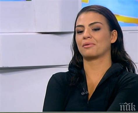 ПЪРВО В ПИК Деси Цонева изтрещя тотално ето как кара траура за татко си СНИМКА