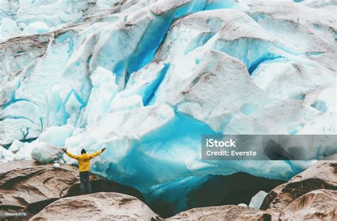 Nigardsbreen 빙하 여행 라이프 스타일 개념에 산책 하는 행복 한 사람 손 모험 익 스 트림 휴가 야외 자연 노르웨이에서 발생 빙하에 대한 스톡 사진 및 기타