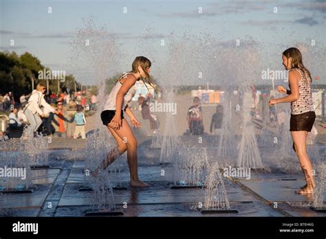 Teenager Mädchen Im Brunnen Nass Fotos Und Bildmaterial In Hoher