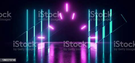 Sci Fi 네온 빛나는 라인 삼각형 게이트 사이버 보라색 파란색 레이저 조명 어두운 그런 지 시멘트 콘크리트 지하 터널 복도 스튜디오 격납고 3d 렌더링에서 서리가 내린