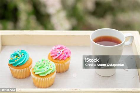 밝은 케이크 화려한 밝은 배경 맑은 아침 밝은 분위기로 쟁반에 커피나 차 한잔과 함께 컵 케이크 봄 배경 0명에 대한 스톡 사진 및 기타 이미지 Istock