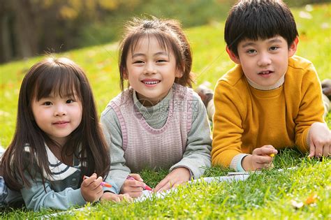 可爱的小朋友们趴草地上画画高清图片下载 正版图片507681484 摄图网