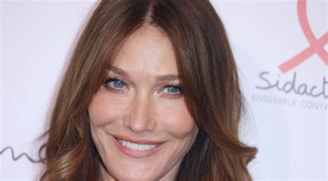 Carla Bruni 54 ans sublime en robe blazer elle dévoile ses jambes