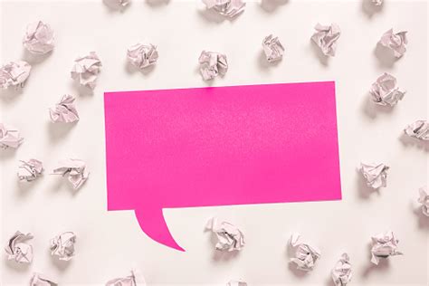 종이 랩 돋보기 및 연필로 최근 업데이트가있는 음성 버블 Crupmled 노트 돋보기 및 크레용과 함께 새로운 아이디어와 대화 풍선 0명에 대한 스톡 사진 및 기타 이미지