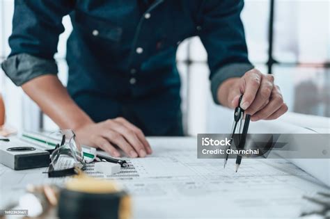 사무실 책상과 계산기 삼각형 눈금자 안전 안경 나침반 블루프린트의 버니어 캘리퍼에서 도면 검사 및 쓰기로 작업하는 엔지니어링 엔지니어 건축가 산업 및 공장 개념 35 39