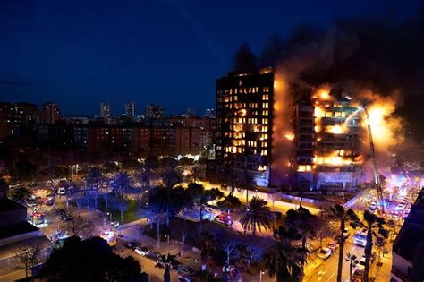 Resumen De Noticias Sobre El Mortal Incendio De Un Edificio En Valencia España