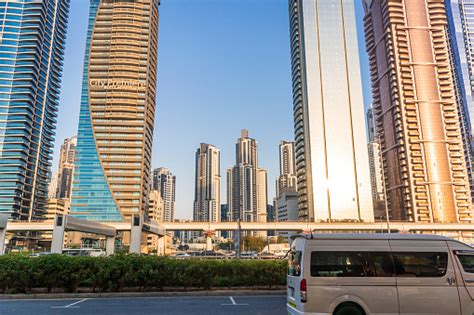 두바이 Uae 21062023 셰이크 자예드 도로를 따라 있는 현대적인 고층 빌딩의 사진 도시 0명에 대한 스톡 사진 및 기타 이미지 Istock