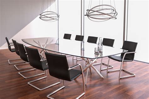 밝은 조명의 현대적인 회의실에는 대형 유리 테이블 안경 물 사무실 의자 객실 높이 창문 세이링 램프 및 빈 벽이있는 우유통이 있습니다 3d 렌더 0명에 대한 스톡 사진 및