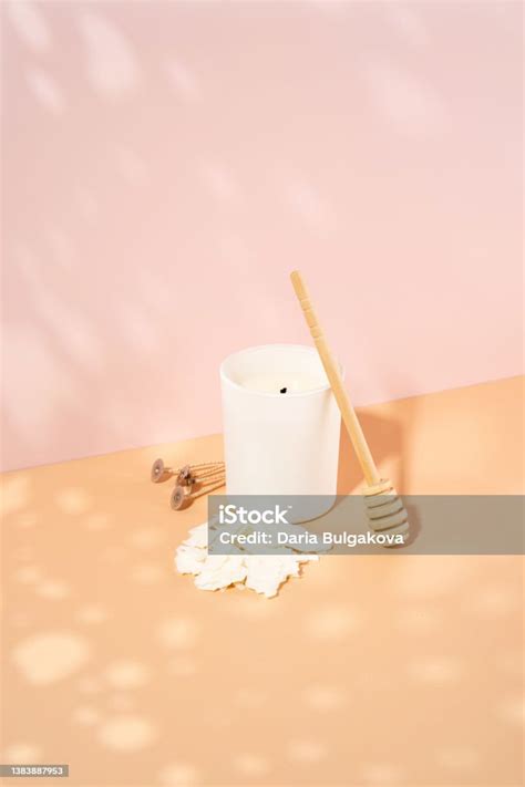 베이지 색 분홍색 배경에 흰색 세라믹 항아리에 유기농 향이 왁스 캔들 심지 트렌디 한 Diy 수제 개념 미니멀리즘 등등 투영 복사 공간 양초 만들기에 대한 스톡 사진 및