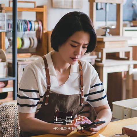 Kim Hyun Joo Feels Wary After Meeting Someone Who Knows Her Past In Trolley Soompi