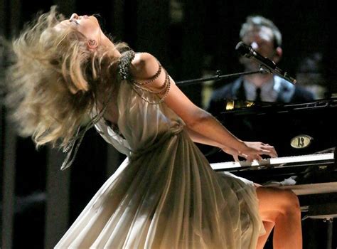 Taylor Swift Debuts All Too Well At 2014 Grammys Flips Hair A Lot