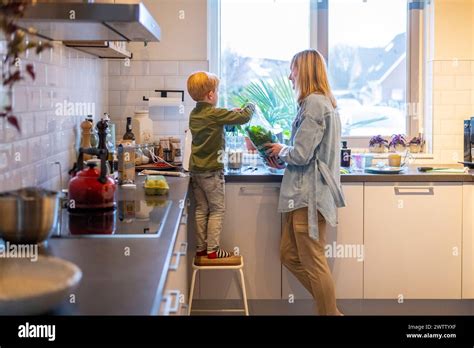 Mutter hilft sohn Fotos und Bildmaterial in hoher Auflösung Alamy