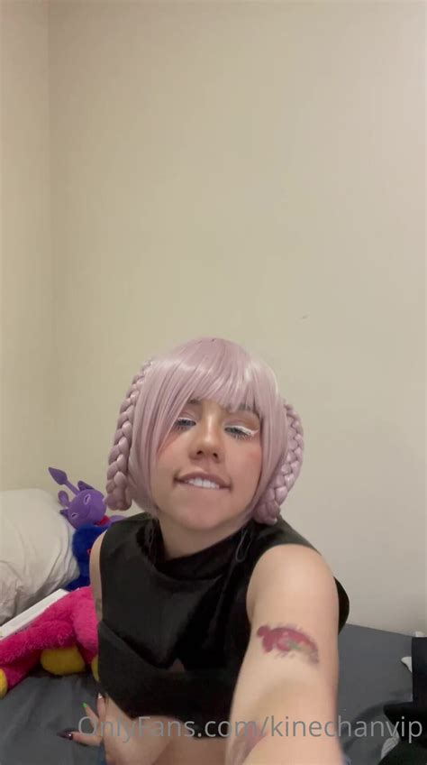Kinechan Doing A Striptease Until She Ends Up Naked On All Fours Cnn Amador