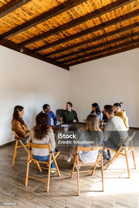 남성 치료사가 그룹 치료 세션을 이끌 때 클립보드 노트를 확인하고 있다 그룹 치료에 대한 스톡 사진 및 기타 이미지 그룹 치료 공동체 토론 Istock