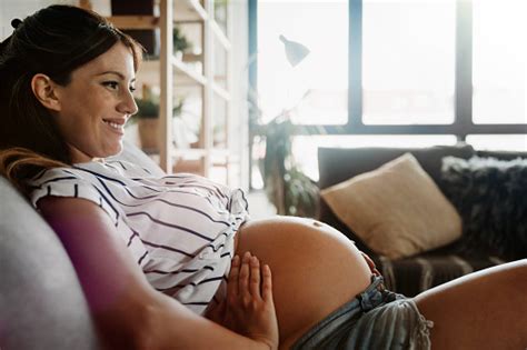 임신 휴식 사람 및 기대 개념 집에서 배를 만지는 행복한 임산부 임신에 대한 스톡 사진 및 기타 이미지 임신 계획 만짐 Istock