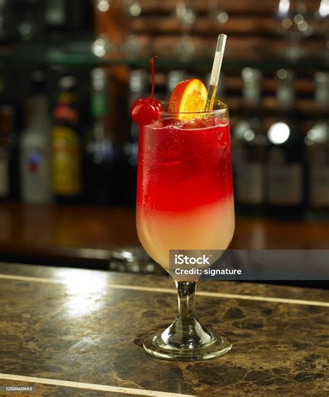 칵테일 음료 바에서 알코올 음료 한 병에 대비한 체리가 있는 빨간 칵테일 한 잔 칵테일에 대한 스톡 사진 및 기타 이미지 칵테일 0명 고명 Istock