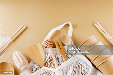 베이지 색 배경에 나무 칼과 문자열 가방 지구 색 배경에 일회용 종이 컵과 유리 제품 제로 폐기물 개념 공간을 복사합니다 위쪽 보기 Sable Color에 대한 스톡