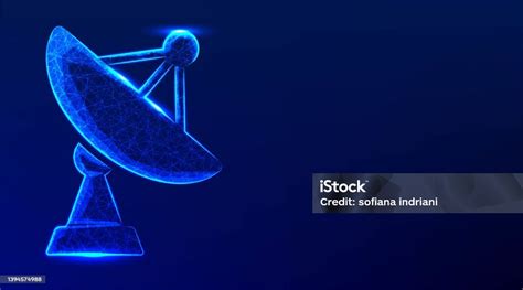 텔레비전 및 라디오 전송을위한 대형 위성 접시 안테나 수신기 및 송신기 추상 낮은 폴리 와이어 프레임 메쉬 디자인 파란색 배경의 벡터 일러스트레이션 0명에 대한 스톡 벡터
