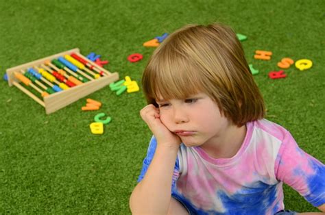 글자와 숫자를 배우는 아이 화려한 나무 주판과 영어 알파벳의 컬러 글자를 가진 아이 4 5세에 대한 스톡 사진 및 기타 이미지 4 5세 감정 공부 Istock