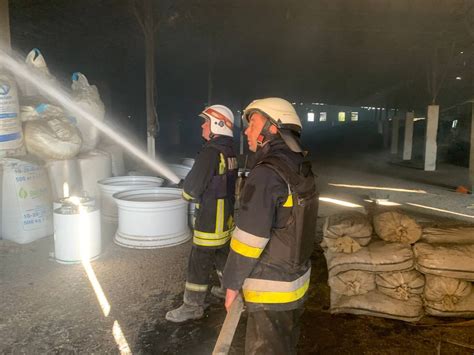 Житлові будинки резервуар для пального склади з автошинами та гербіцидами на Харківщині через