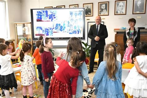 Деца от столична детска градина пресъздадоха Великден в МОН Видео снимки